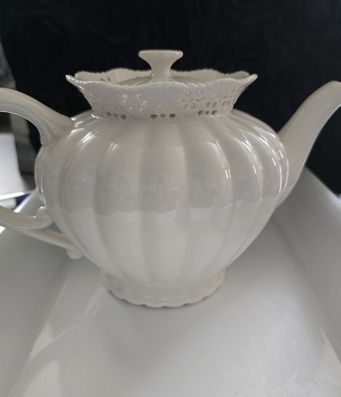 Grace's Teaware | Kitchen | Graces Teaware Elegant White Ceramic Teapot ...